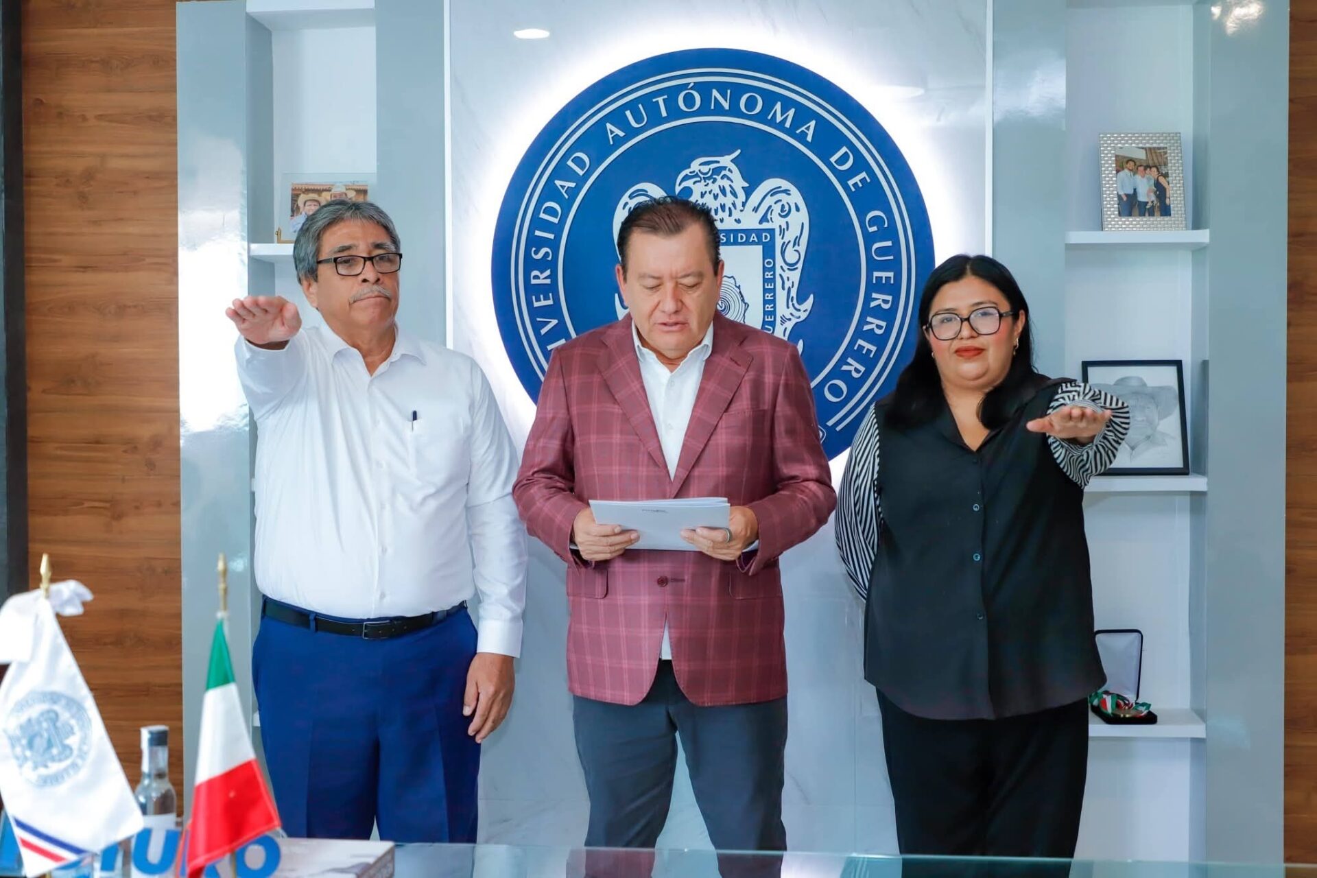 Nombra Javier Saldaña a los representantes de la Fundación UAGro.